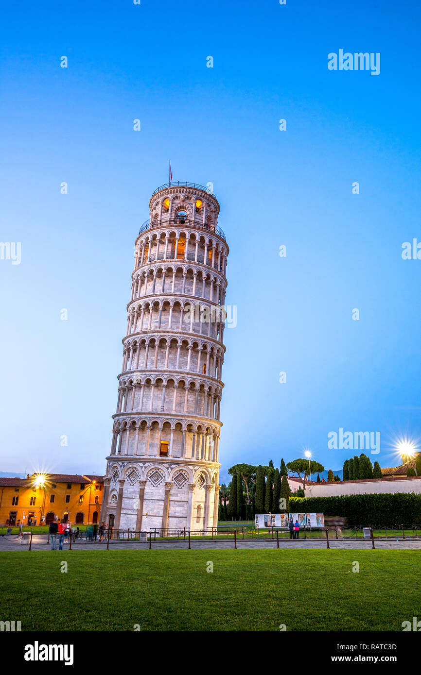 Night view pisa cathedral hi-res stock photography and images - Alamy