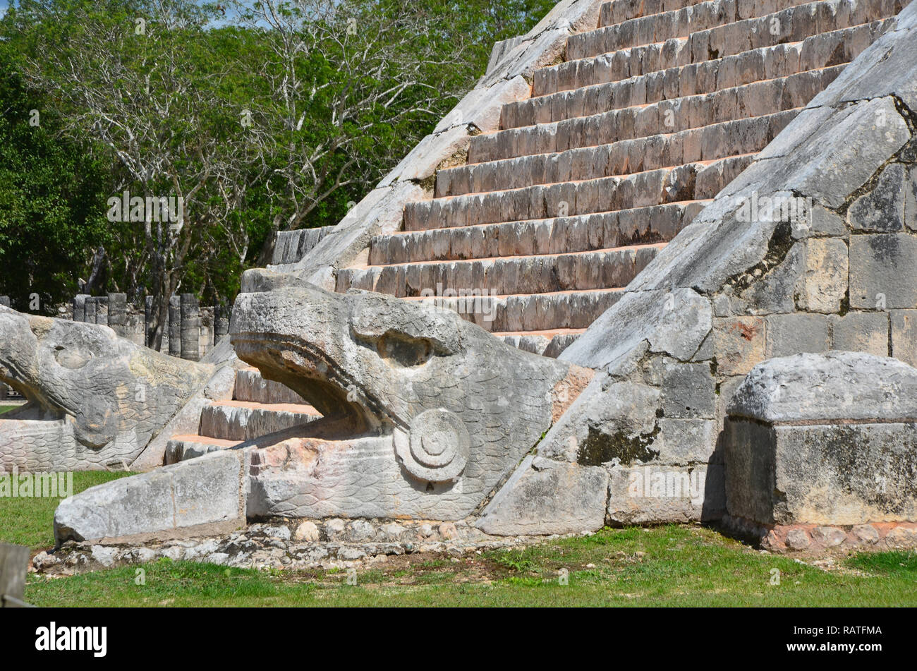 Close-of the Serpent head on Mayan pyramid at Chichen Itza, Mexico ...