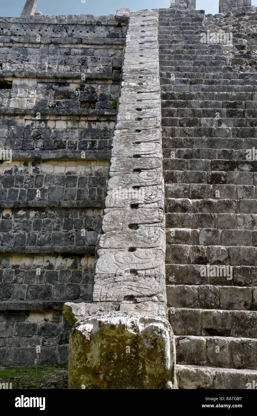 Close-of the Serpent head on Mayan pyramid at Chichen Itza, Mexico ...
