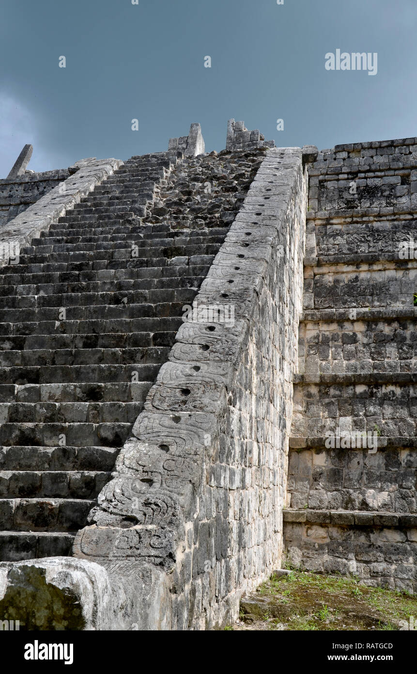 Close-of the Serpent head on Mayan pyramid at Chichen Itza, Mexico ...