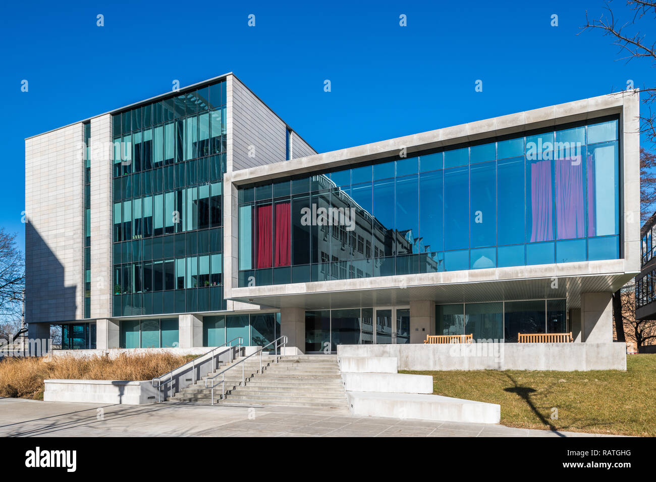 University chicago gothic building exterior hi-res stock photography ...