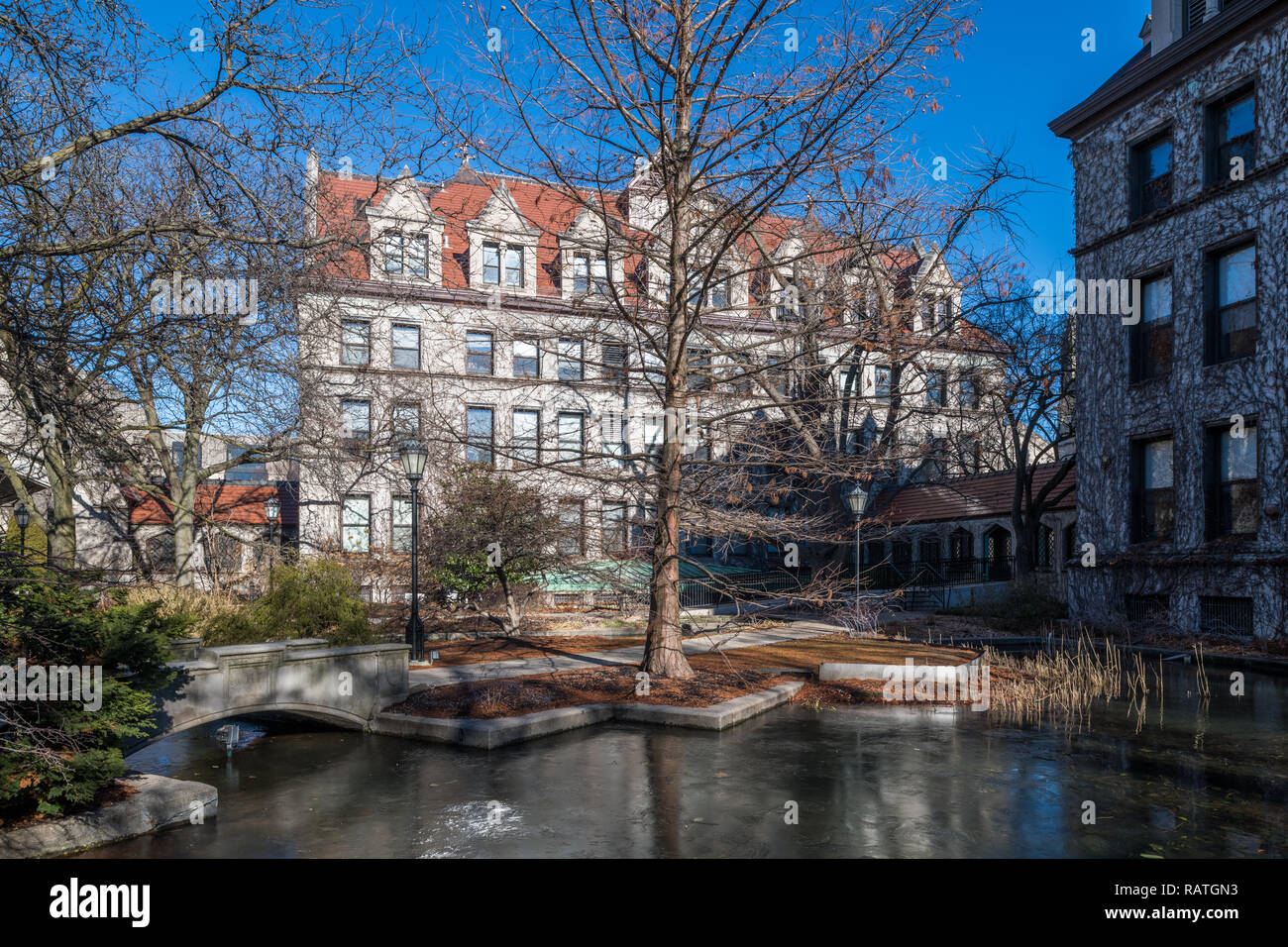 University chicago gothic building exterior hi-res stock photography ...