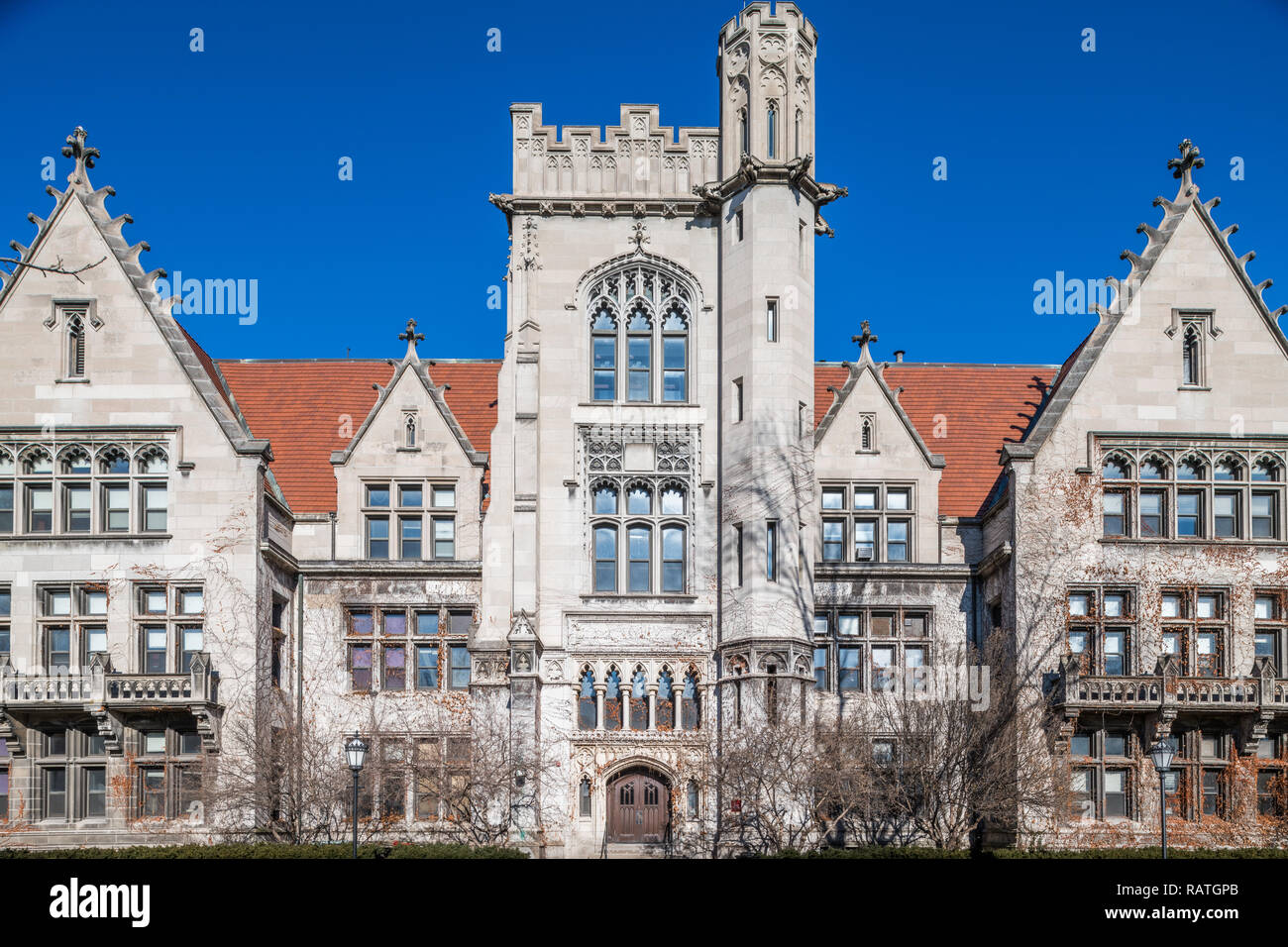 Buildings on the University of Chicago campus quadrangle Stock Photo ...