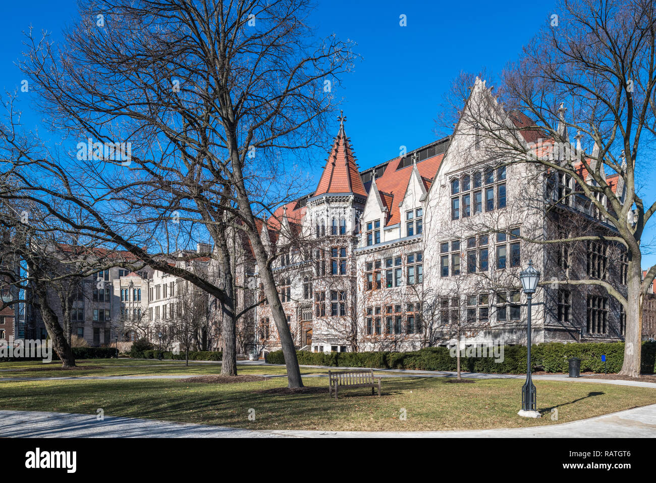 Buildings on the University of Chicago campus quadrangle Stock Photo ...