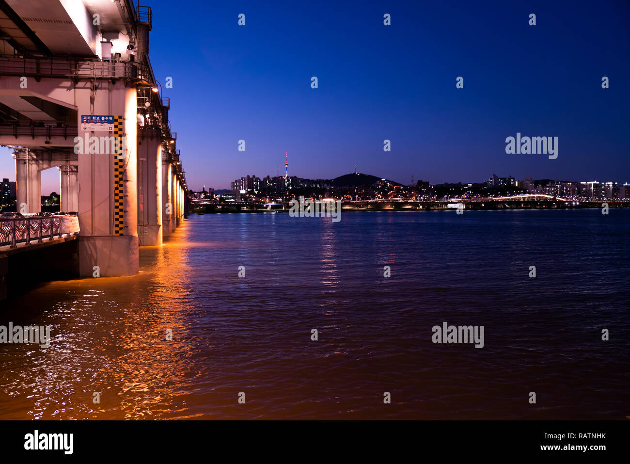 Banpo bridge, a bridge that stretches over the river han Stock Photo ...