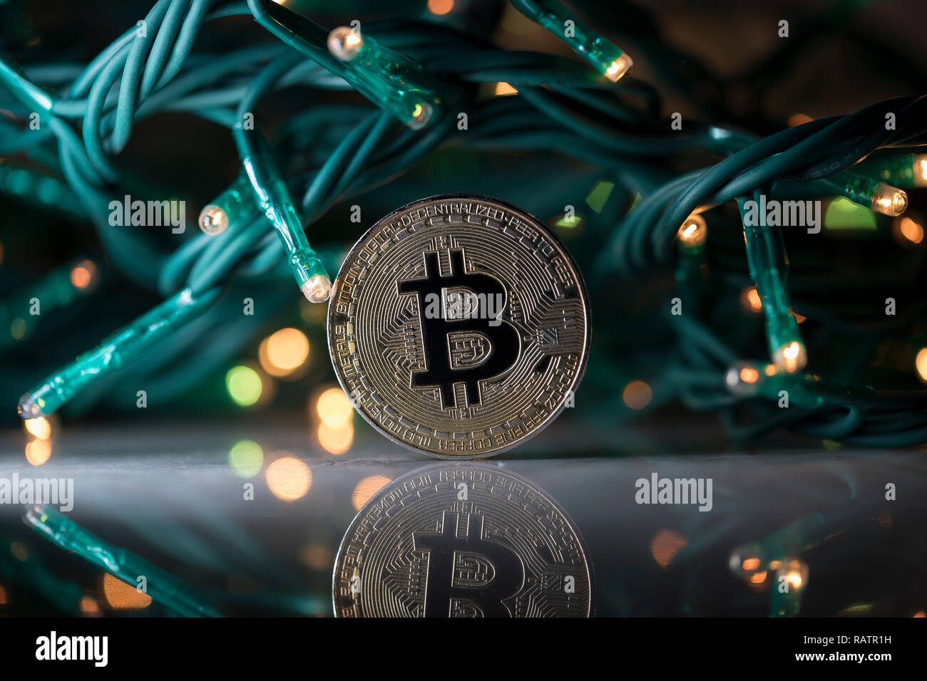 Gold coin glow hi-res stock photography and images - Alamy
