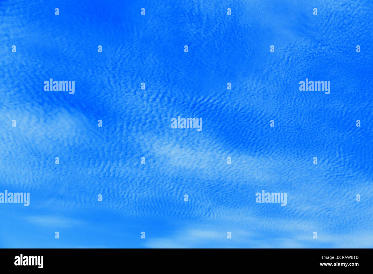 odeal blue sky with small wavy clouds. sky pattern Stock Photo - Alamy