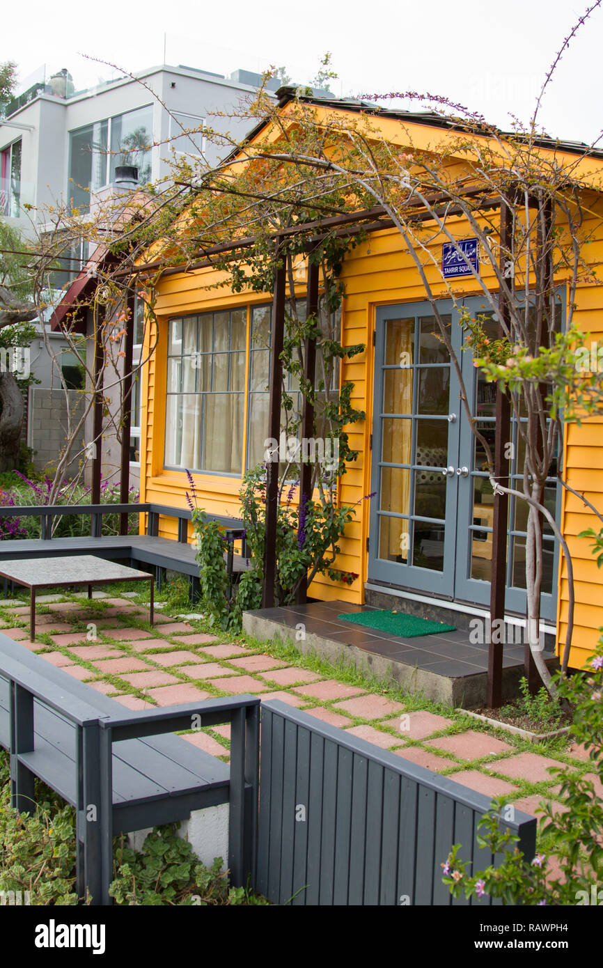 Yellow Cottage in Venice Stock Photo - Alamy