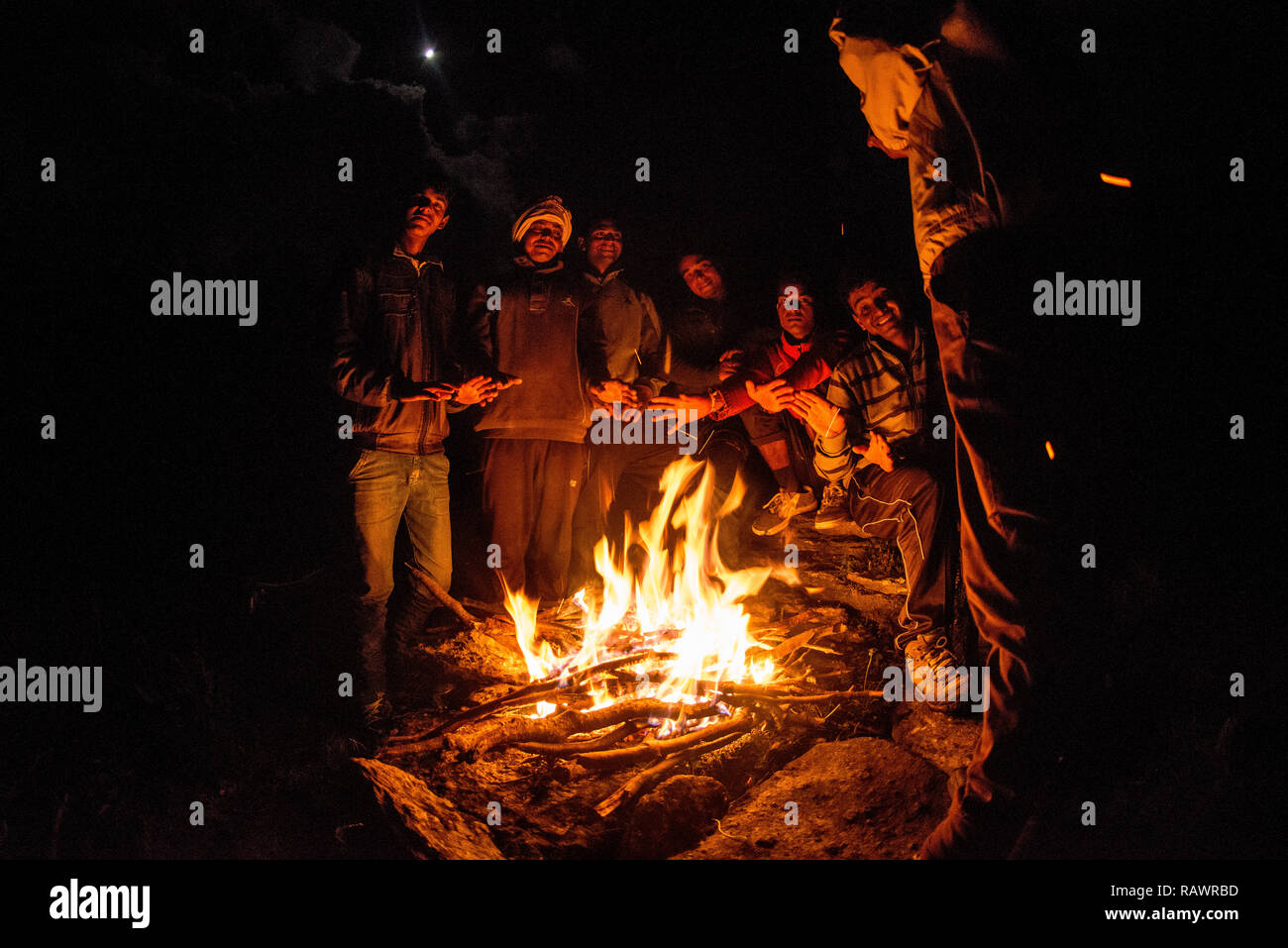 Group friends around campfire hi-res stock photography and images - Alamy