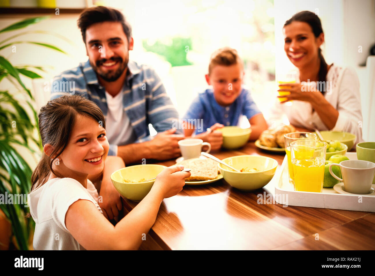 Family eating breakfast bowl hi-res stock photography and images - Alamy
