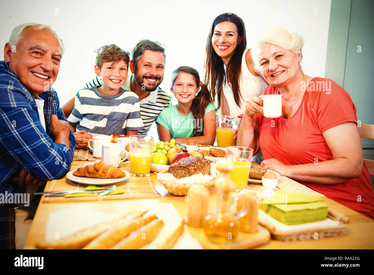 Family portrait multi generation hi-res stock photography and images ...