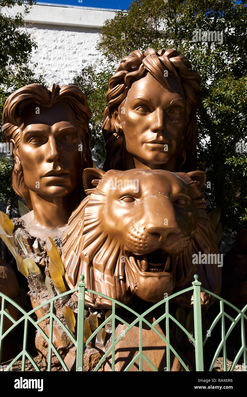 Siegfried and Roy with their white lion bronze statue outside the ...