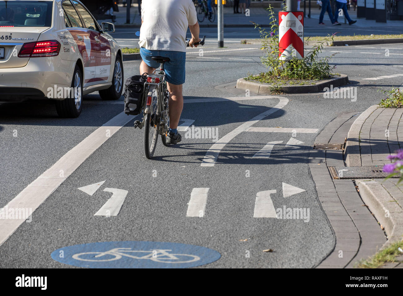 Urban cycle lanes hi-res stock photography and images - Alamy