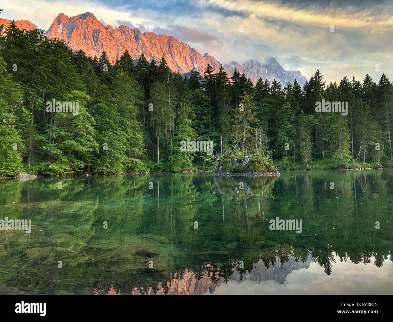 Das Zugspitz Massiv, Badersee bei Grainau, Bayern Stock Photo - Alamy