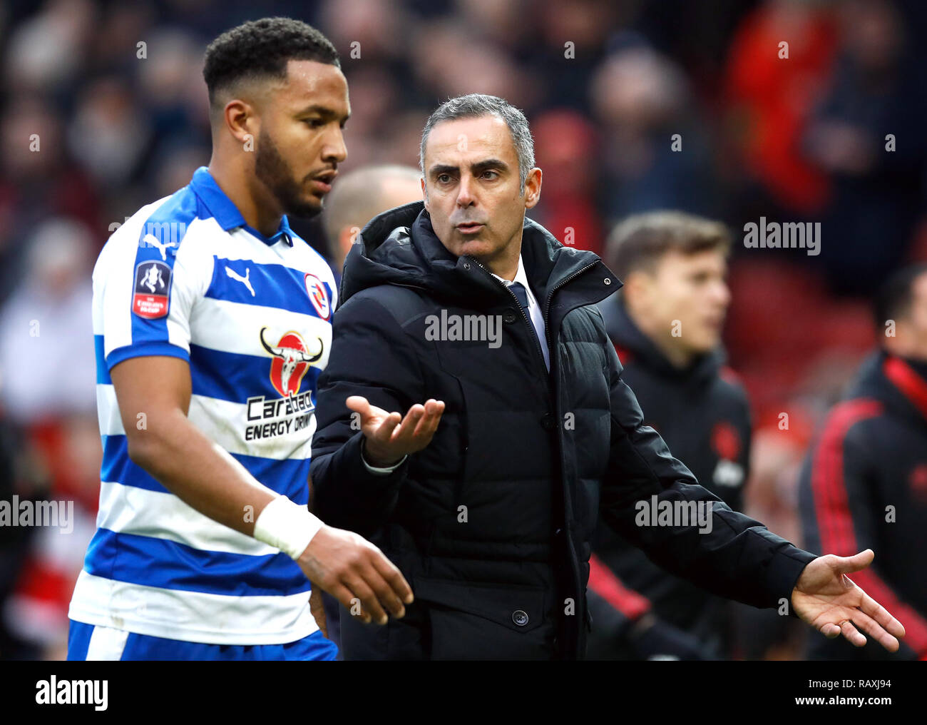 Reading manager Jose Gomes speaks to Liam Moore at half-time during the ...