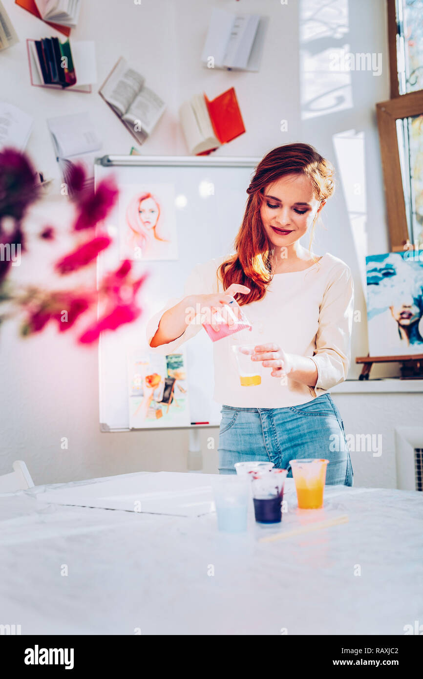 Artist thinking hi-res stock photography and images - Alamy