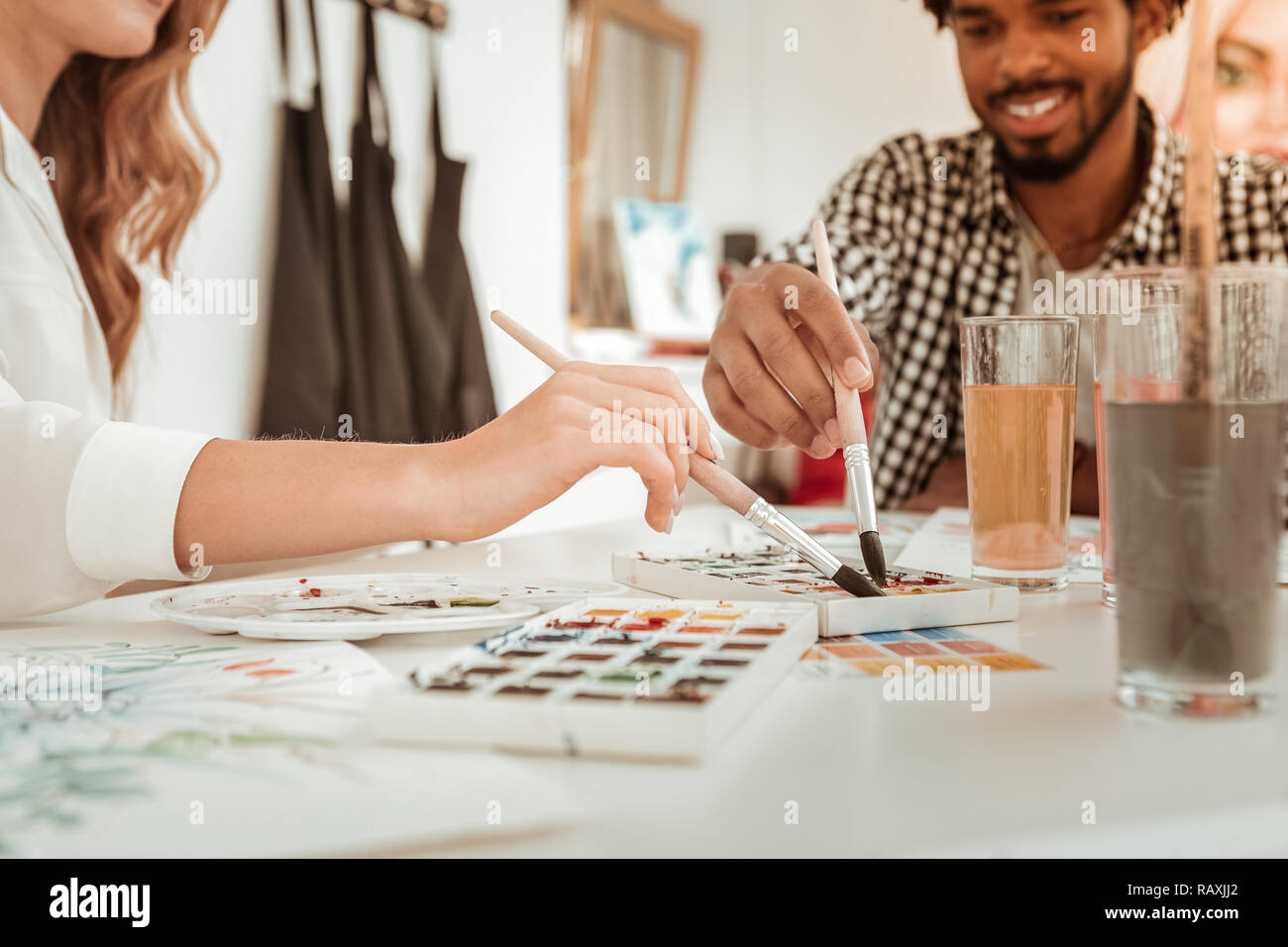 Young artists hi-res stock photography and images - Alamy