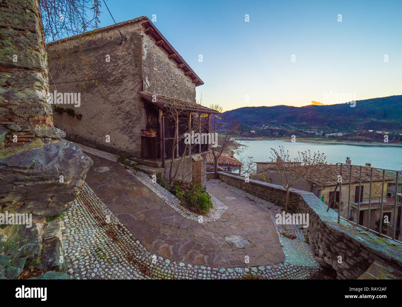 Castel di Tora (Italy) - An awesome mountain and medieval little town ...