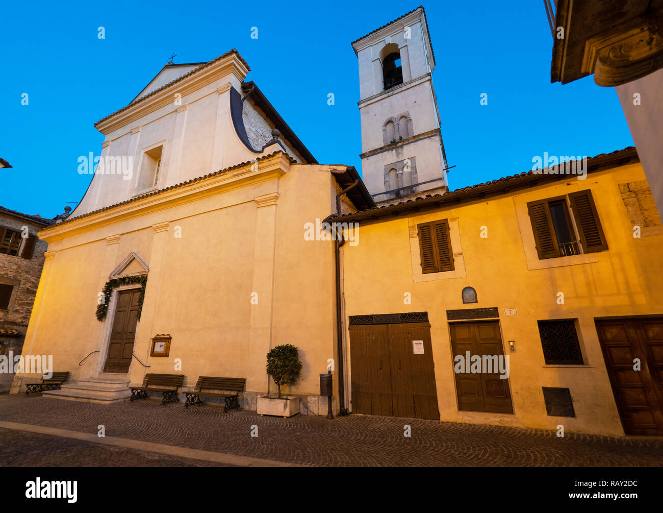 Castel di Tora (Italy) - An awesome mountain and medieval little town ...