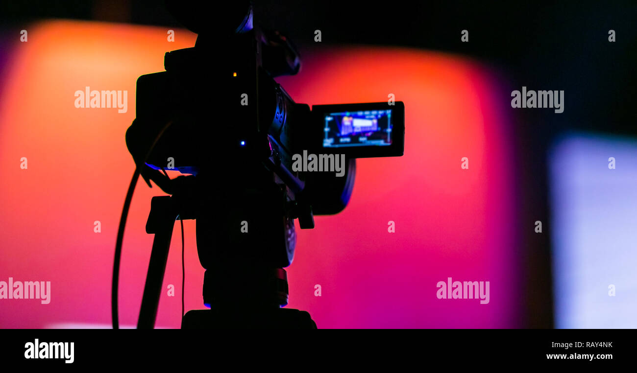 Cameraman stand silhouette hi-res stock photography and images - Alamy
