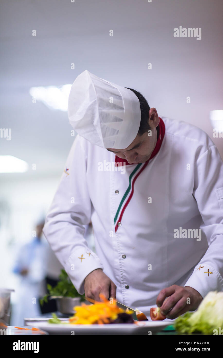 chef serving vegetable salad on plate in restaurant kitchen Stock Photo ...