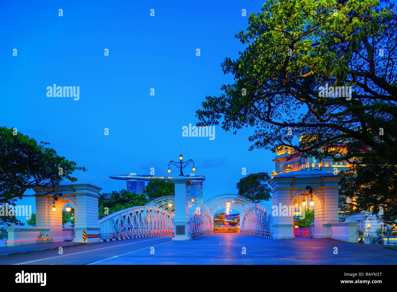 Famous landmarks singapore merlion hi-res stock photography and images ...