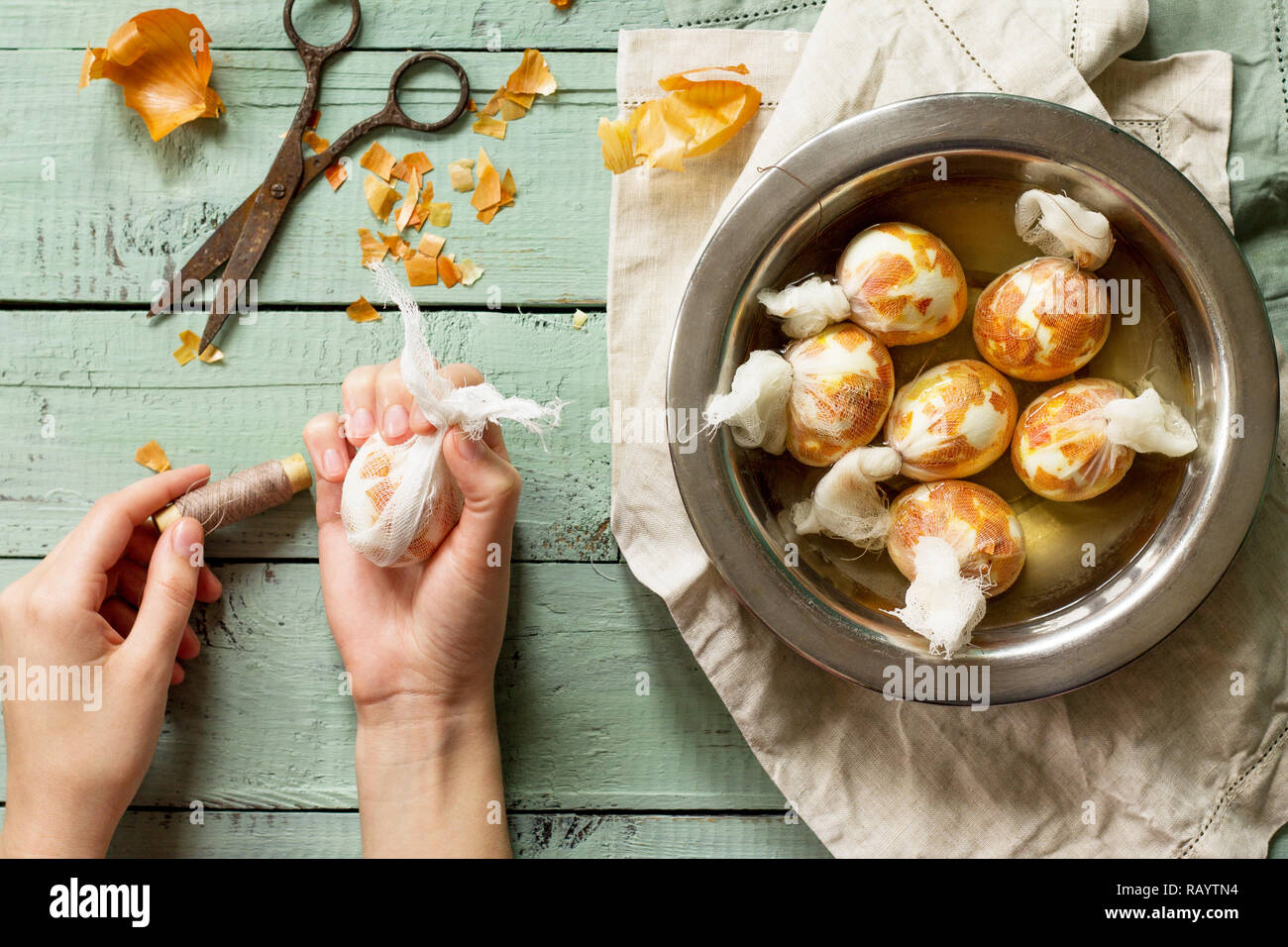 Eggs with a pattern onion peels. Preparation of Easter eggs for dying ...