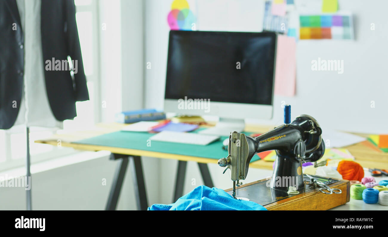 Retro sewing machine on designer clothes desktop Stock Photo - Alamy