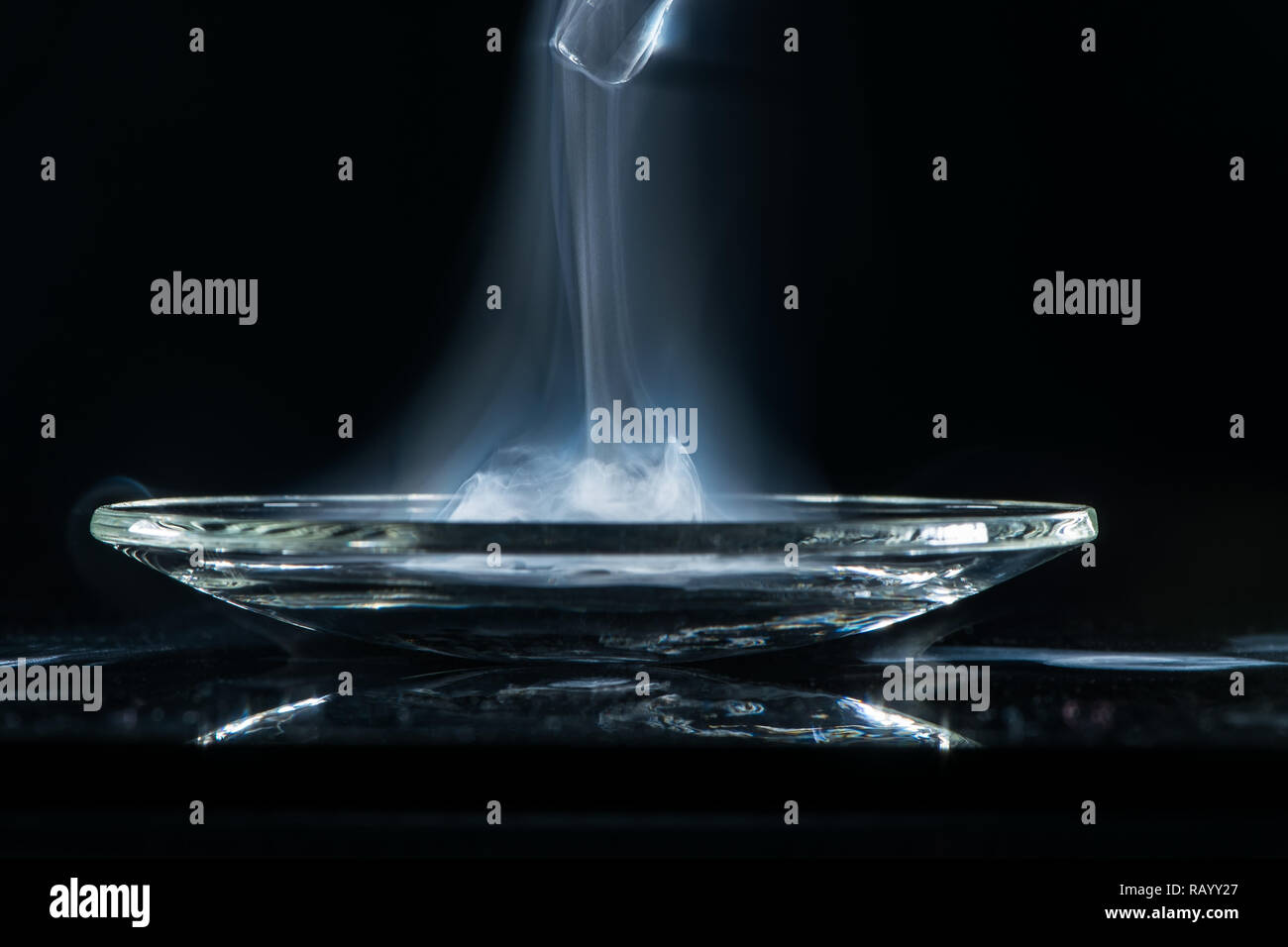 chemical reaction: fog with ammonia and muriatic acid Stock Photo - Alamy