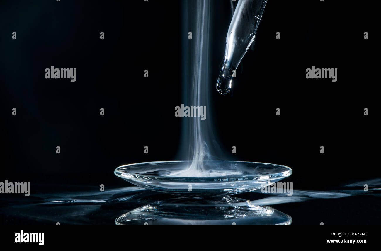 chemical reaction: fog with ammonia and muriatic acid Stock Photo - Alamy