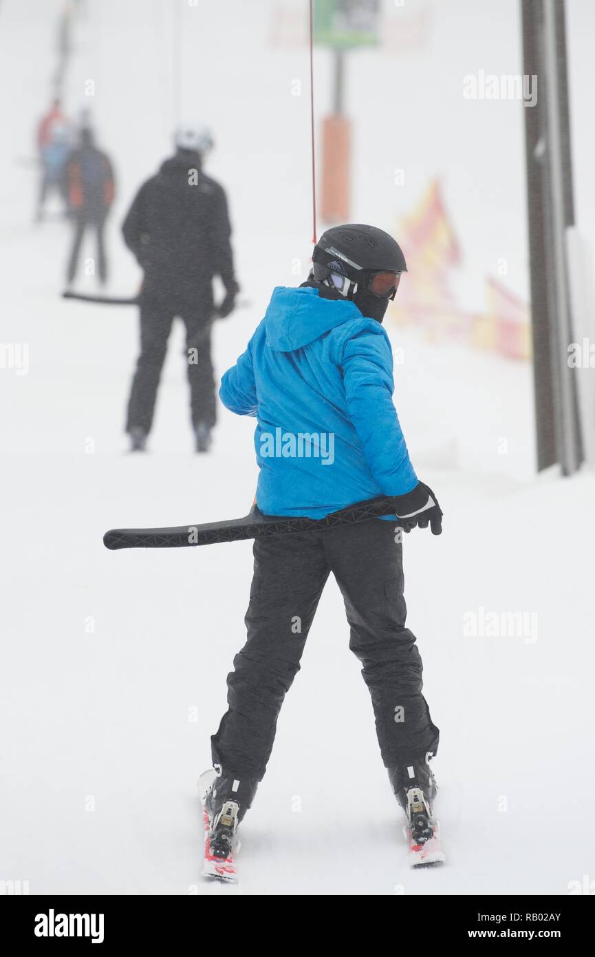 Altenberg, Germany. 05th Jan, 2019. Skiers use a drag lift in the ...