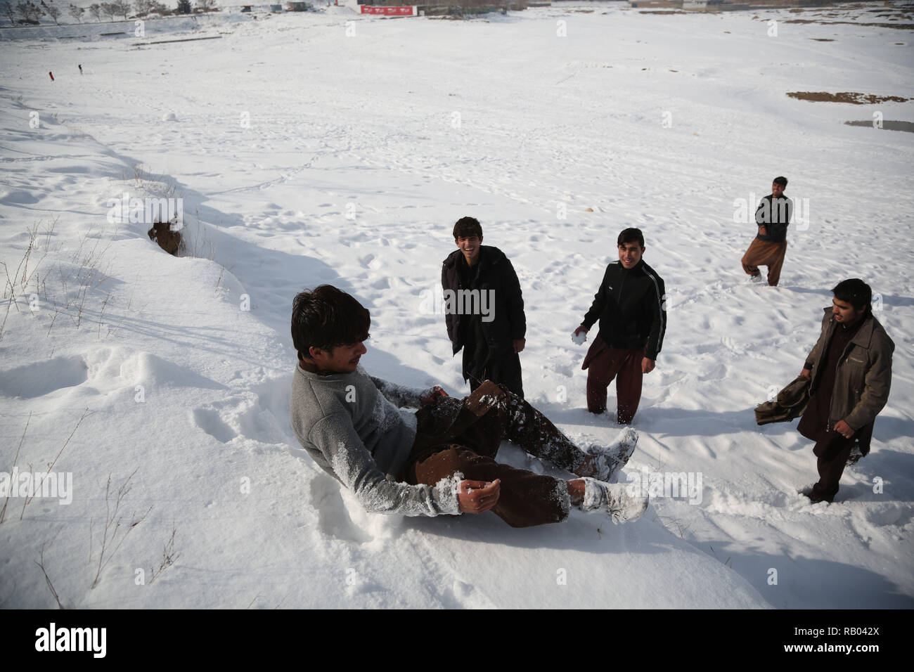 Kabul, Afghanistan. 5th Jan, 2019. People play after the first snowfall ...