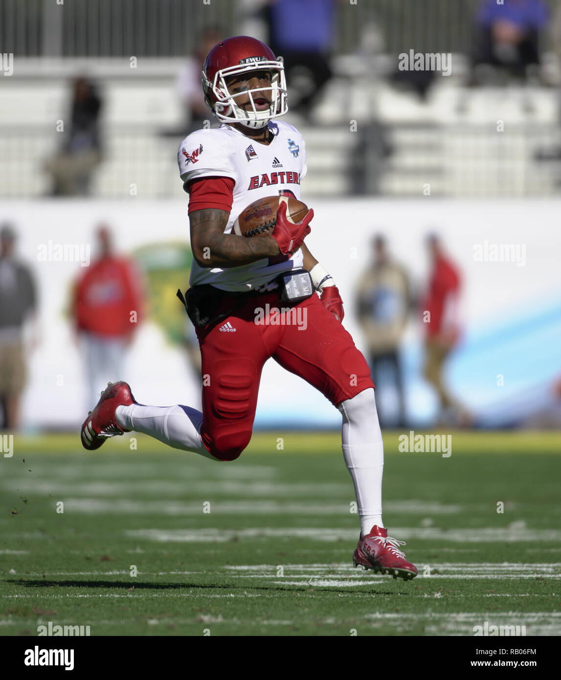 Wire barriere hi-res stock photography and images - Alamy