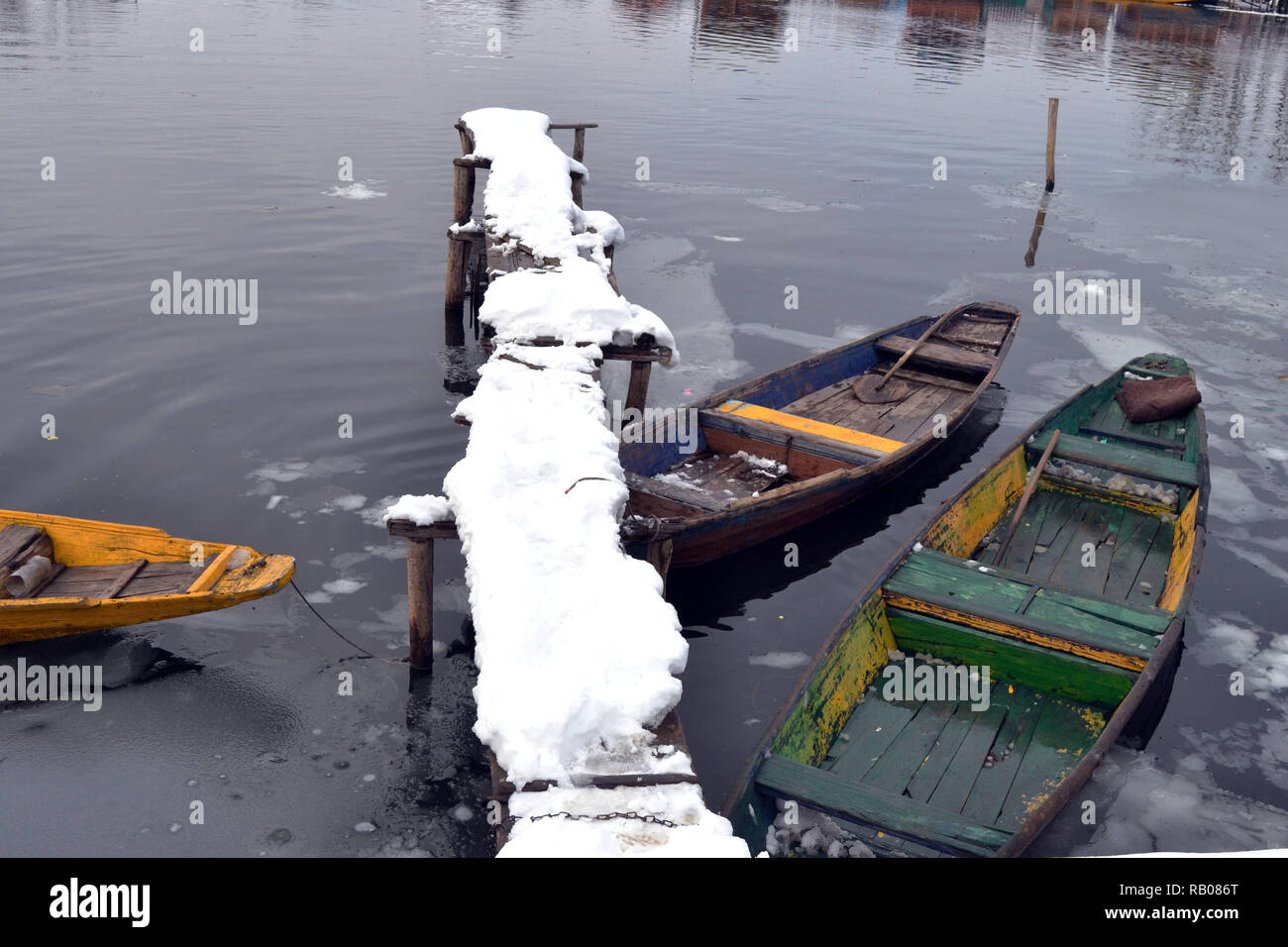 Srinagar, Jammu Kashmir, India. 5th Jan, 2019. Boats seen moored in a ...