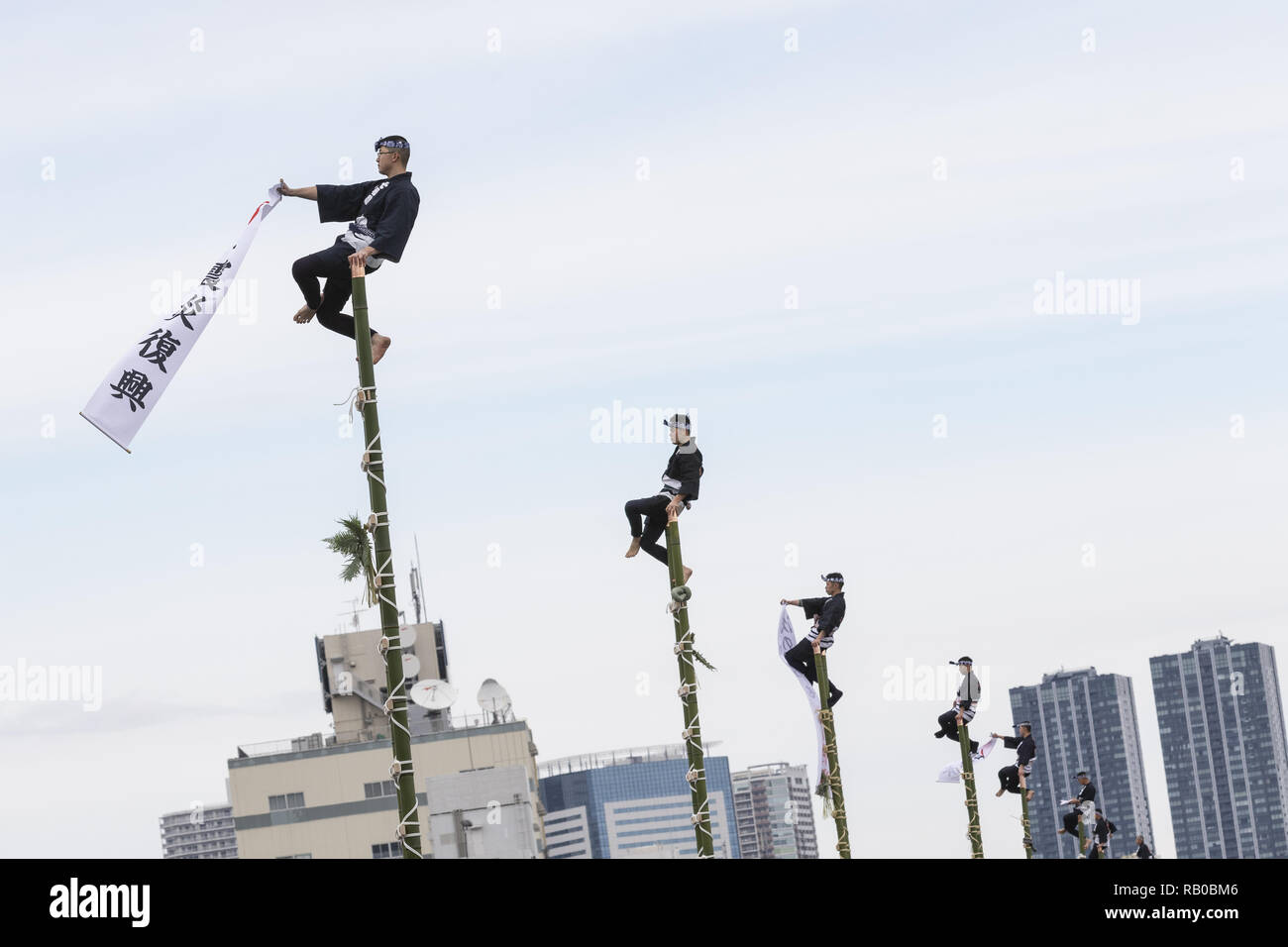 Tokyo, Japan. 6th Jan, 2019. Members of a traditional firefighting ...