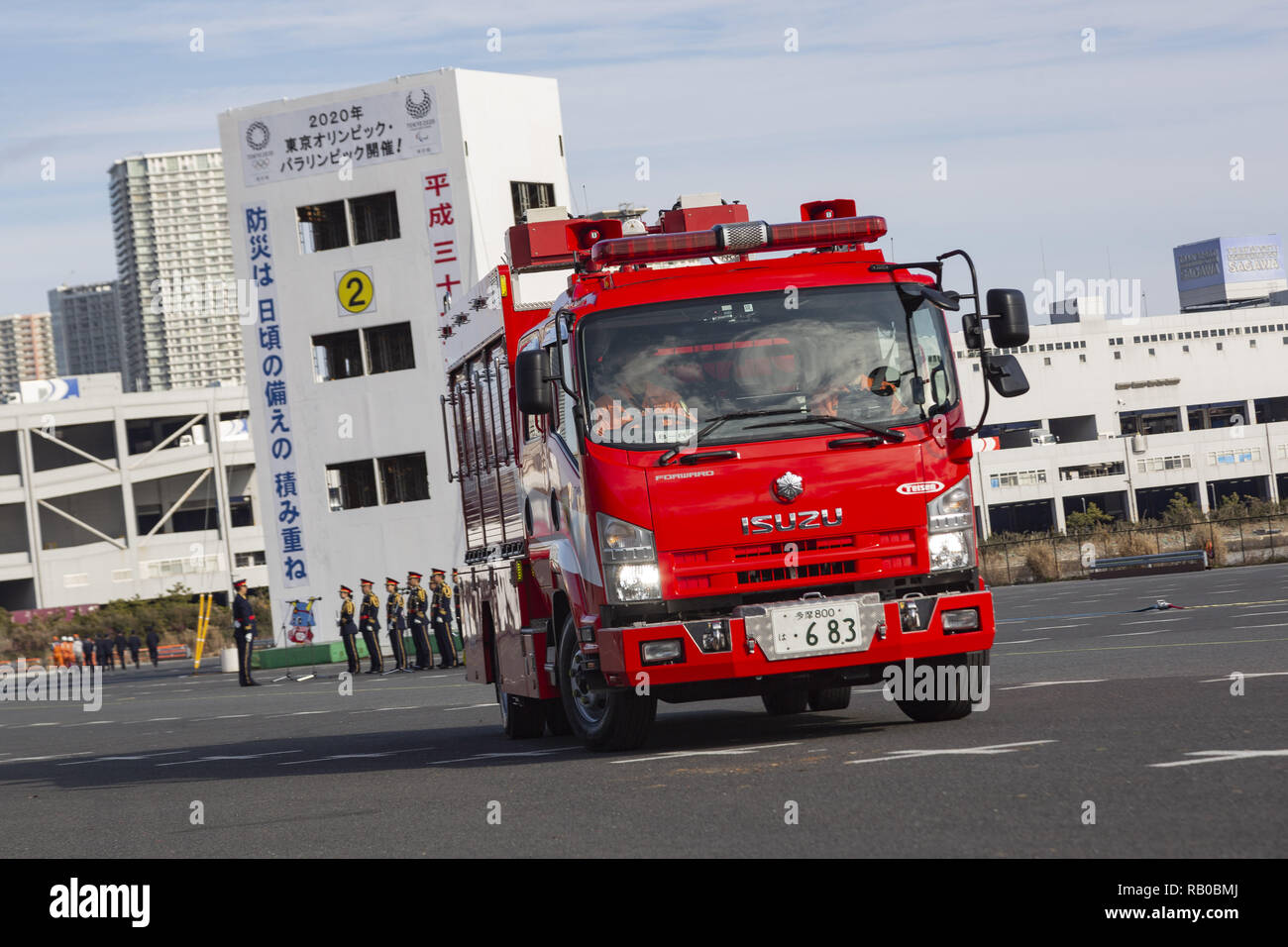 Tokyo, Japan. 6th Jan, 2019. Members of the Tokyo Fire Department ...