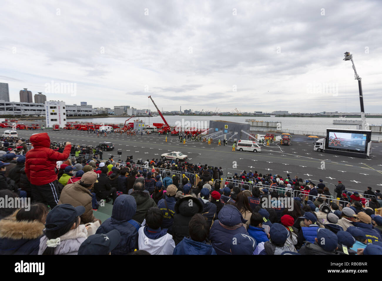 Tokyo, Japan. 6th Jan, 2019. Members of the Tokyo Fire Department ...