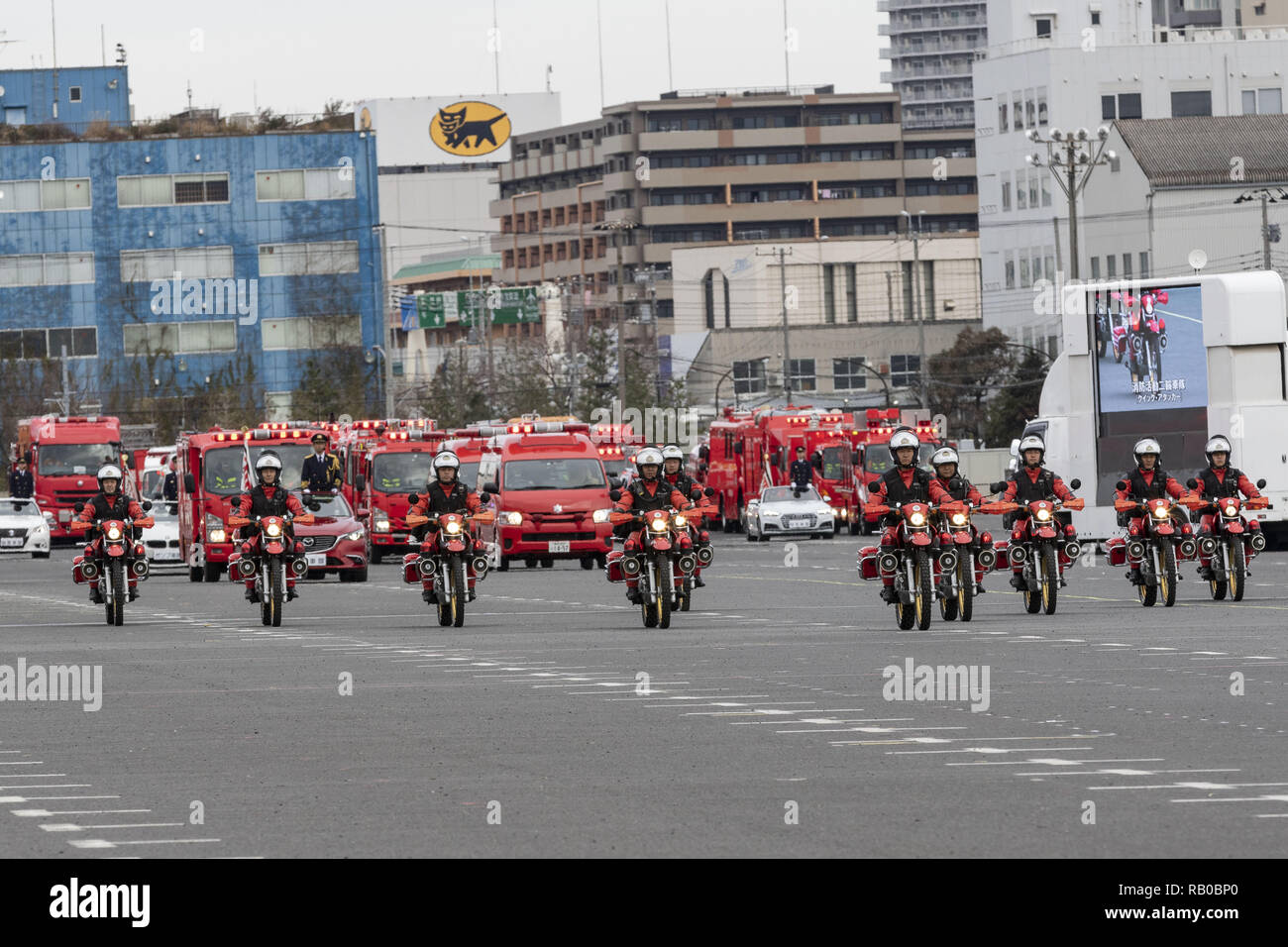Tokyo, Japan. 6th Jan, 2019. Members of the Tokyo Fire Department ...