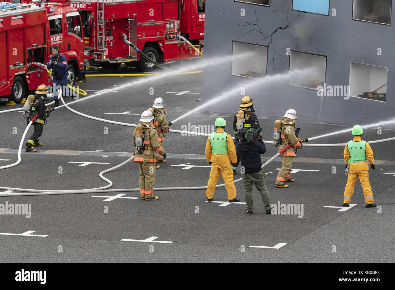 Tokyo, Japan. 6th Jan, 2019. Members of the Tokyo Fire Department ...