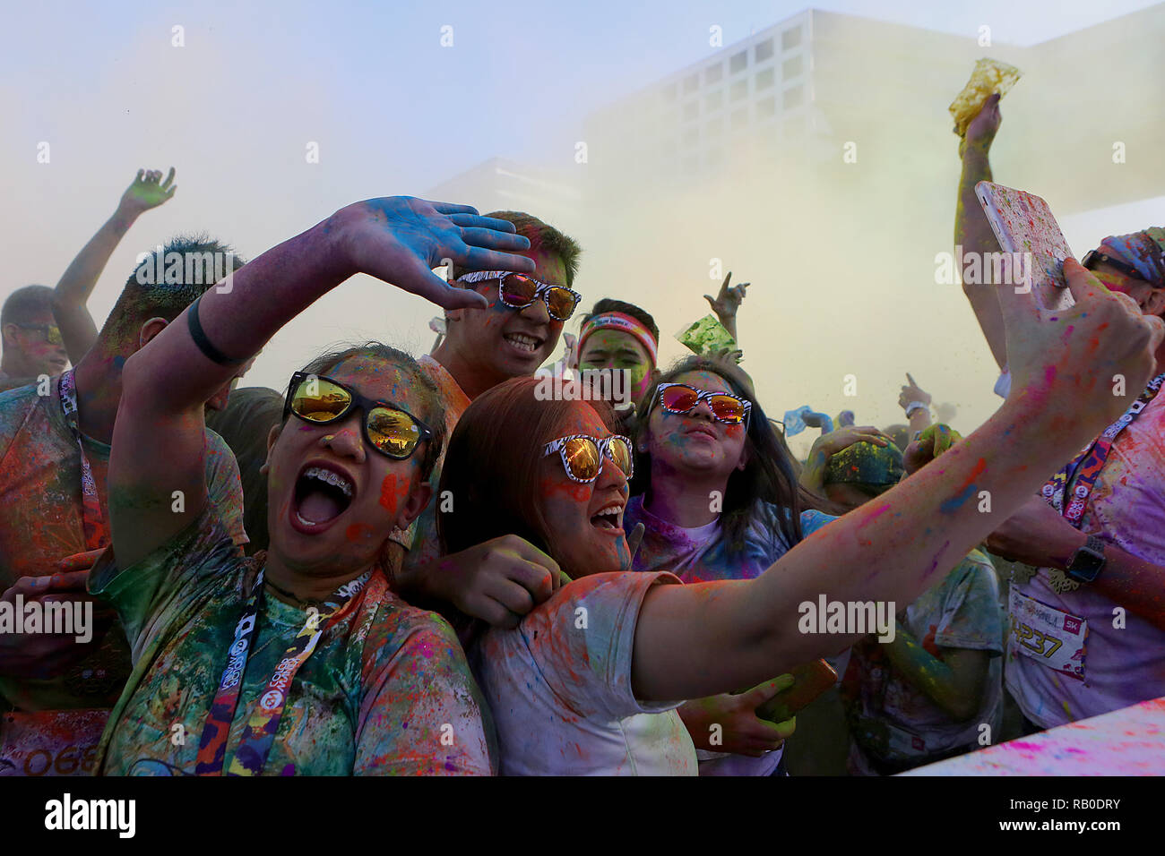 Pasay City, Philippines. 6th Jan, 2019. Runners celebrate as they ...