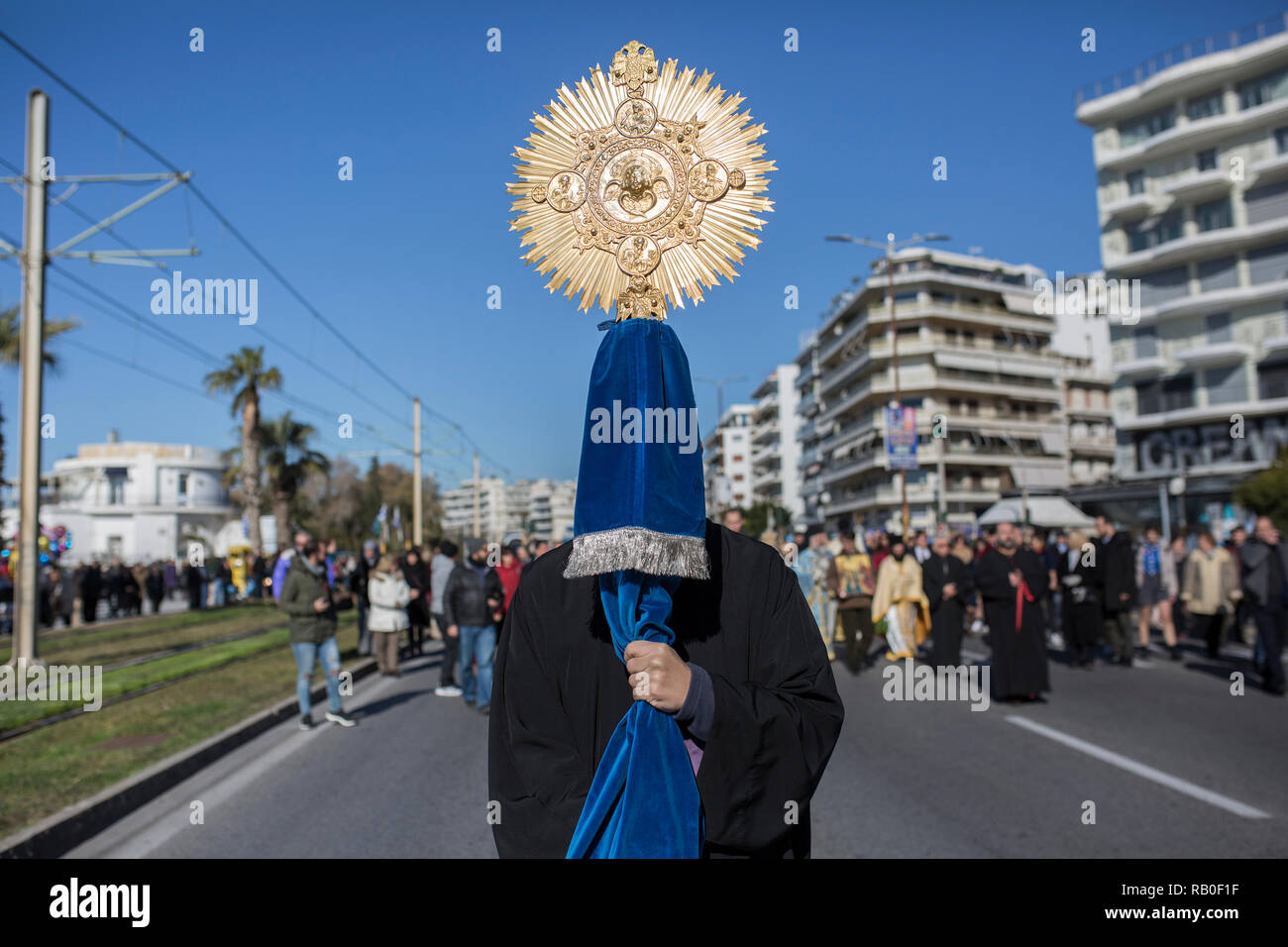 Athen, Greece. 06th Jan, 2019. Orthodox believers take part in a ...
