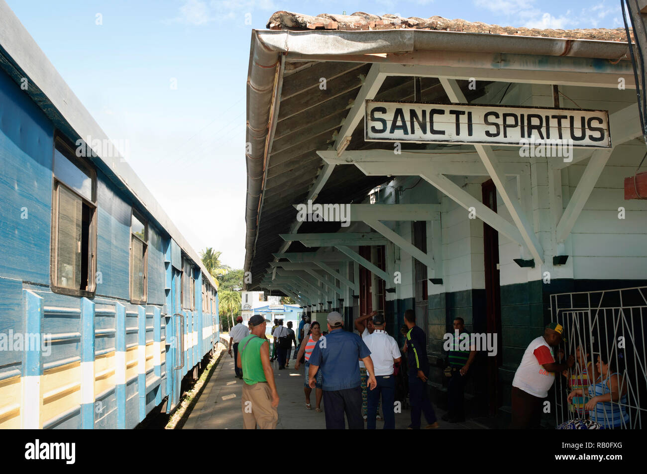 Passenger Train waiting at a station in Cuba Stock Photo - Alamy