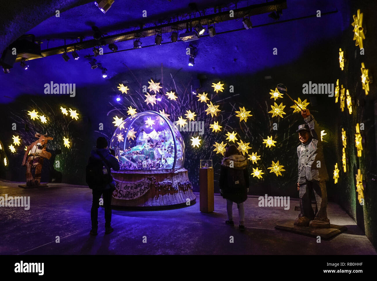 Crystal snowball hi-res stock photography and images - Alamy