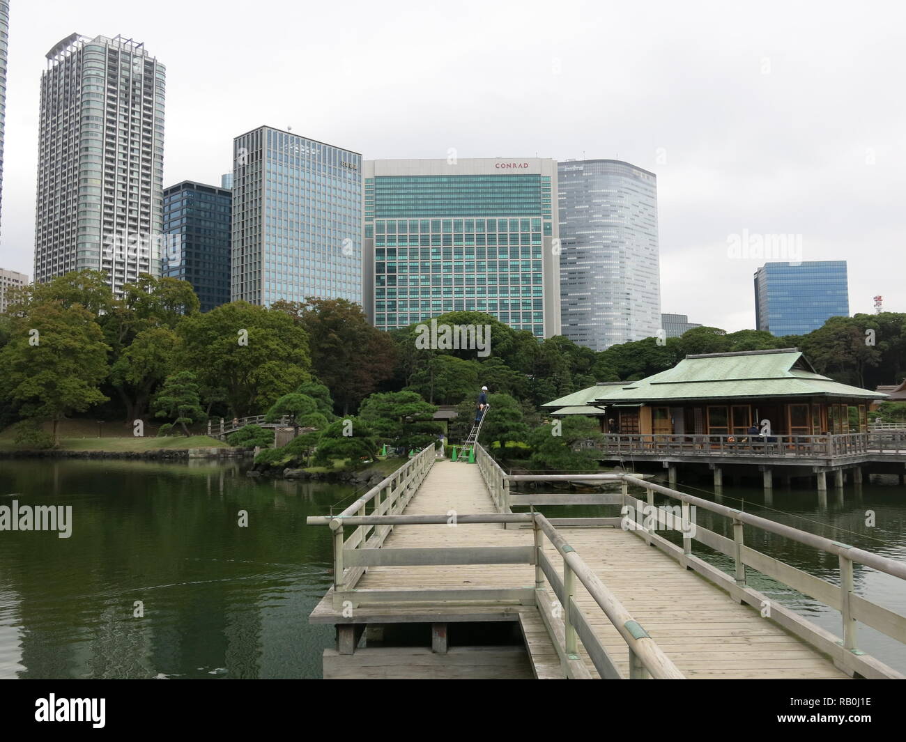 Dwarfed by tall office blocks in Tokyo city centre, Hamarikyu Gardens ...