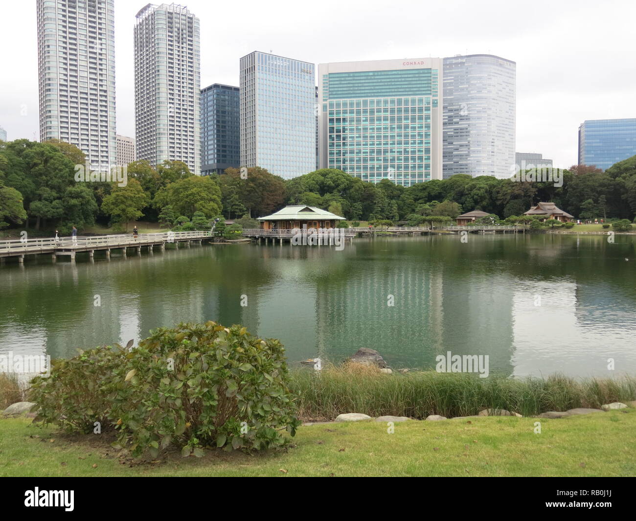 Dwarfed by tall office blocks in Tokyo city centre, Hamarikyu Gardens ...