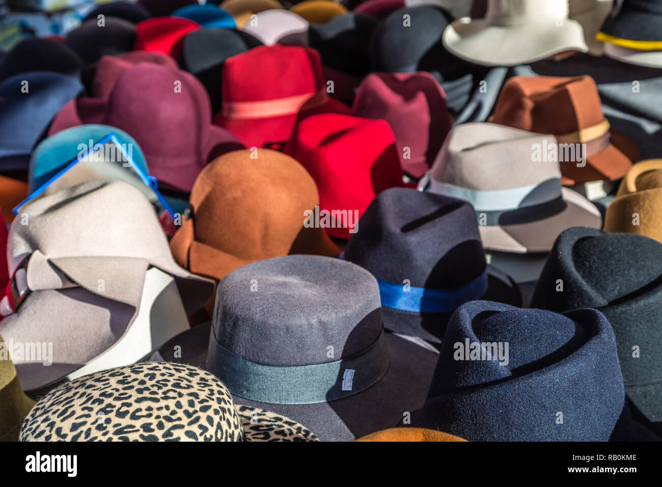 Market stall with panama hats hi-res stock photography and images - Alamy