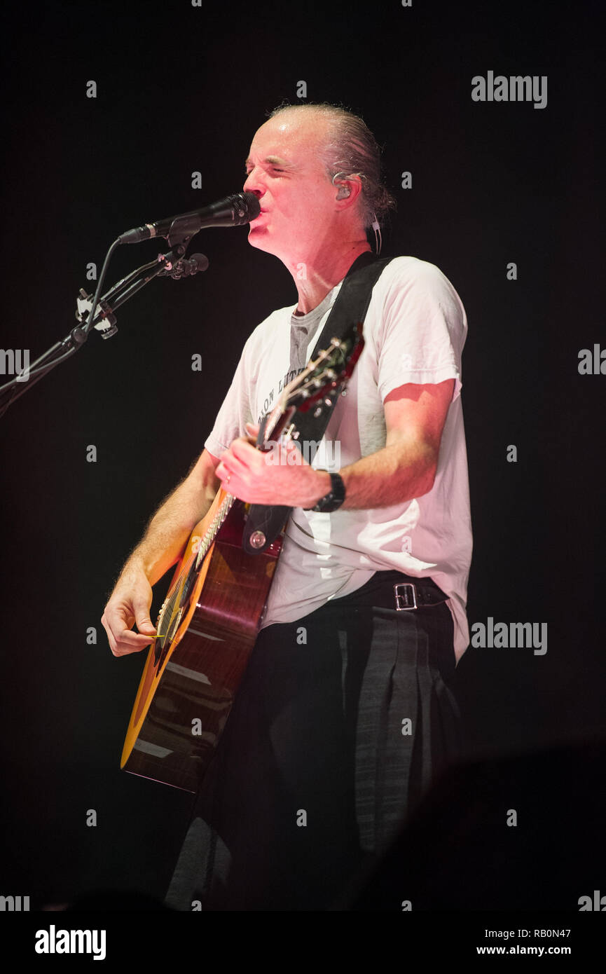 Lead singer fran healy hi-res stock photography and images - Alamy