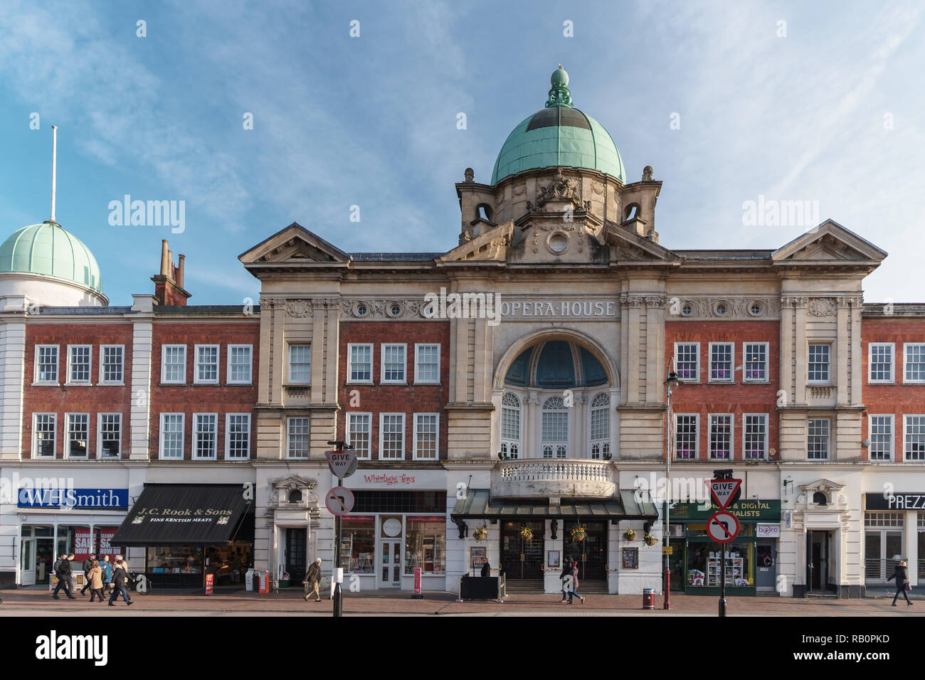 TUNBRIDGE WELLS, KENT/UK - JANUARY 4 : View of the Opera House in Royal ...