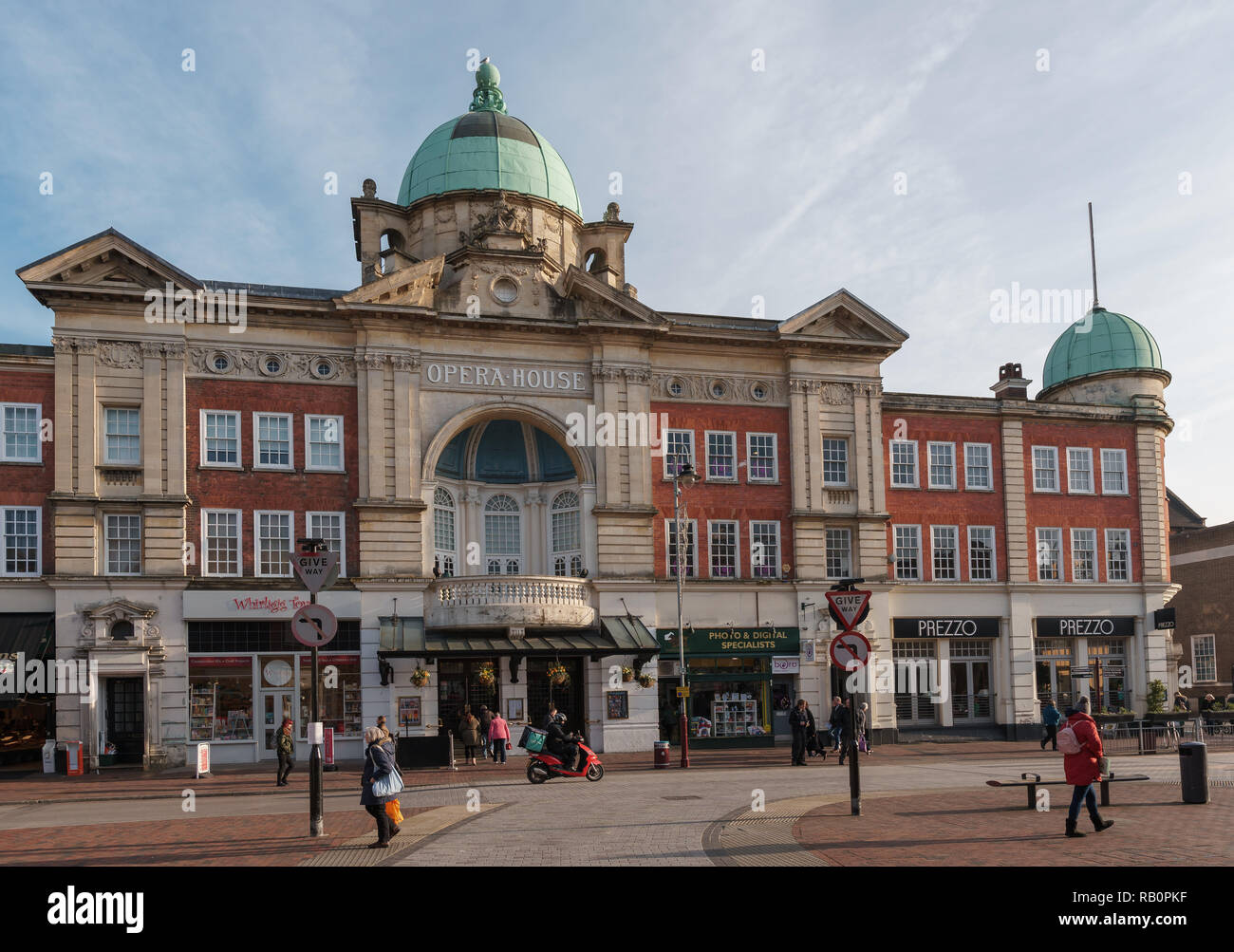 TUNBRIDGE WELLS, KENT/UK - JANUARY 4 : View of the Opera House in Royal ...
