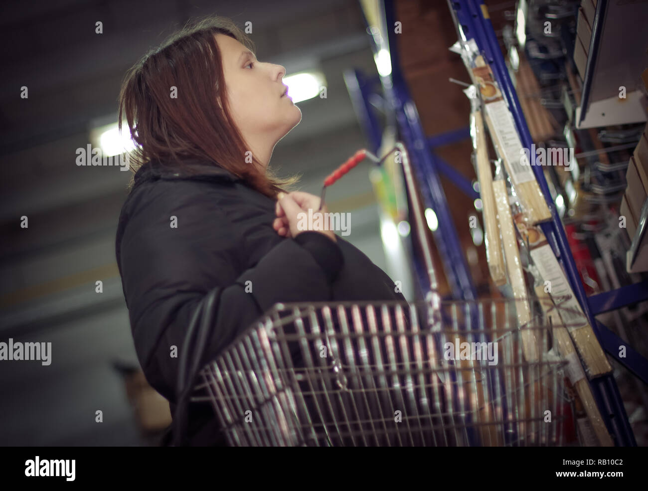 Woman looking around store hi-res stock photography and images - Alamy